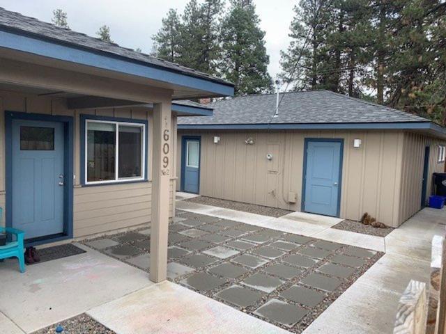 Light & Bright 2 Bed/2 Bath Mid Town Cottage with Garage