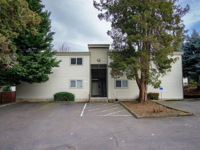 Light & Bright 2 Bedroom w/Dishwasher & Parking!