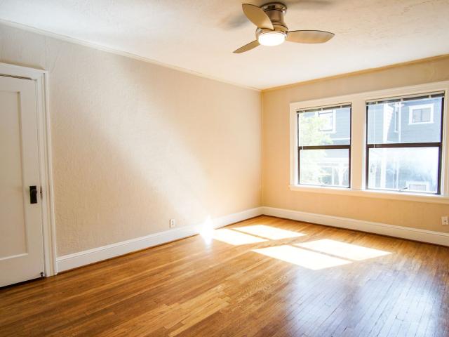 Light & Bright Vintage Studio Close to the Pearl w/ Hardwoods & Classic Features!