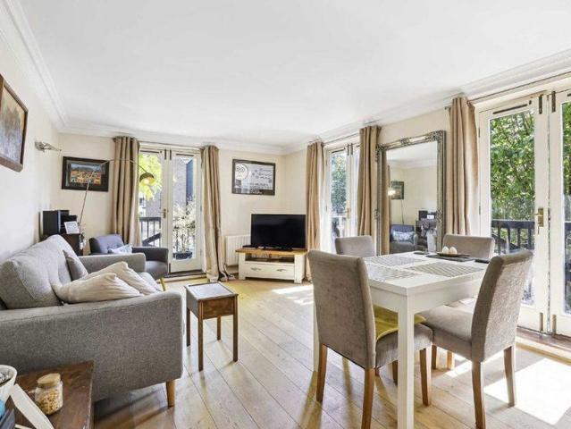 Light Double Room with en suite. Off street parking and on River Thames