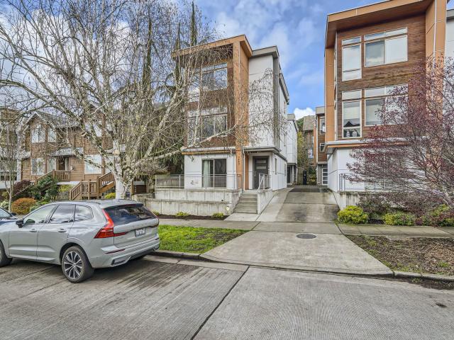 Light Filled Modern Townhouse blocks from Green Lake