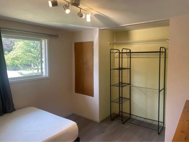 Light Filled Room close to Shoreline CC