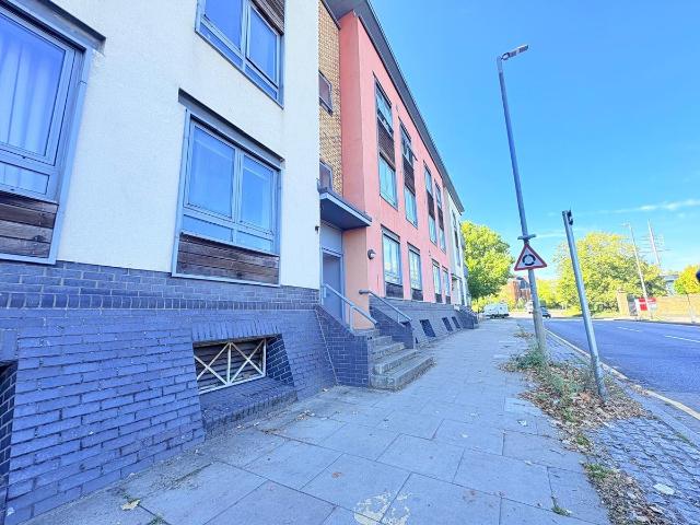 Lightship Way, Colchester, Essex CO2, 2 bed flat to rent, £1,200 pcm | PrimeLocation