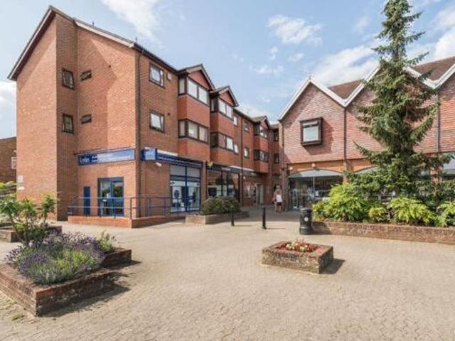 Lightwater, Surrey, 2 Bedroom Flat