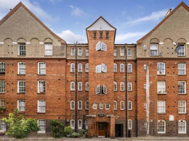 Ligonier Street, London E2 3 bed flat to rent £3,600 pcm £831 pw