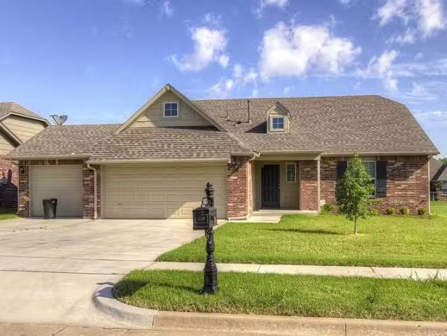 LIKE NEW! 4 BED UNION SCHOOLS! 13417 E 43rd St