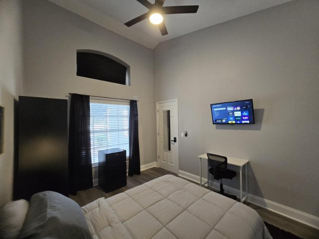 Like New Spacious Orlando House with in room TV an