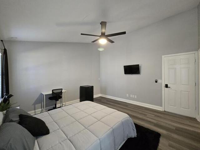 Like New Spacious Orlando House with in room TV and Mini Fridge