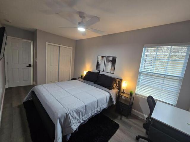 Like New Spacious Orlando House with in room TV and Mini Fridge