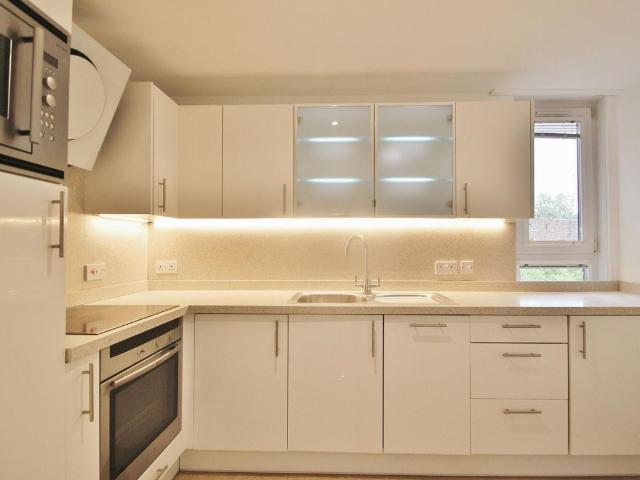 Lily Close, St Paul's Court, Hammersmith W14, 1 bed flat to rent, £2,150 pcm | PrimeLocation