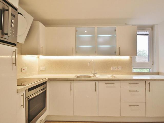 Lily Close, St Paul's Court. 1 bed flat to rent £2,150 pcm £496 pw
