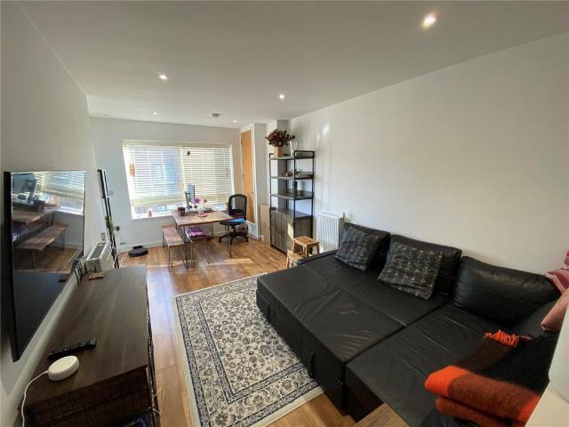 Lily Way, London, N13 2 bed apartment to rent £1,850 pcm £427 pw
