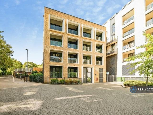 Lilys Walk, High Wycombe, HP11 2 bed flat to rent £1,700 pcm £392 pw