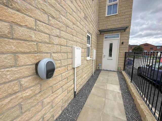 Lilac Avenue, Leeds, Yorkshire, LS14 4 bed semi detached house to rent £1,900 pcm £438 pw