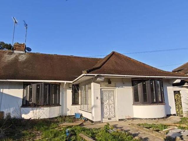 Lilian Gardens, London, 4 Bedroom Bungalow