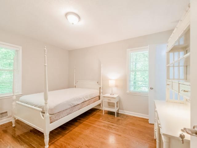 Liliburn Home, a 5 minute walk to bus 30