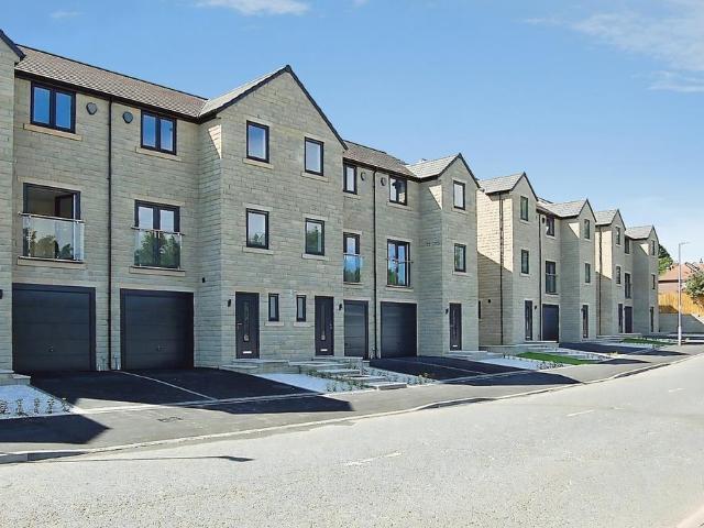 Lillands Lane, West Yorkshire HD6 4 bed terraced house to rent £1,550 pcm £358 pw