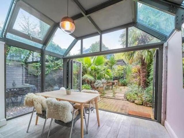 Lillie Road, Fulham, 2 Bedroom Flat