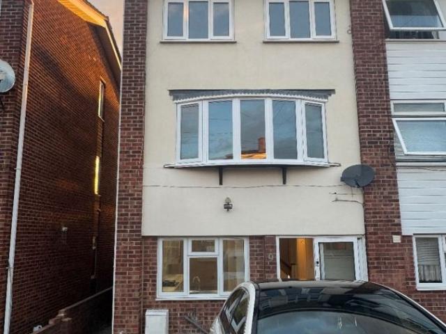 Liphook Close, Elm Park RM12, Terraced house to rent, £900 pcm | PrimeLocation