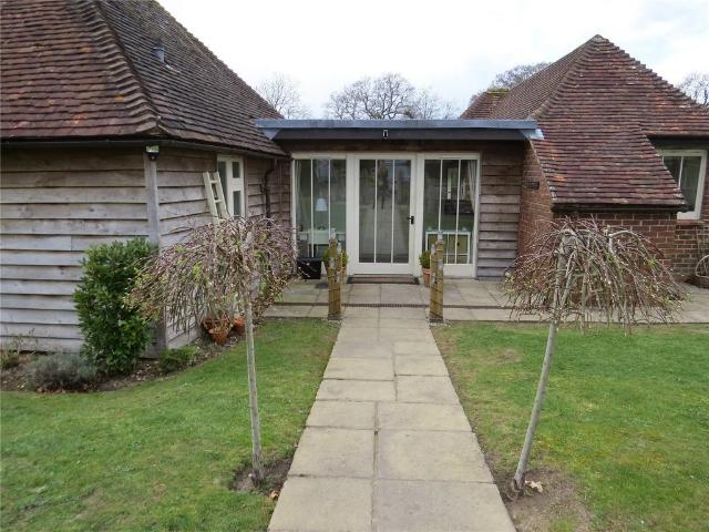 Liphook, Hampshire, GU30 2 bed detached house to rent £2,250 pcm £519 pw