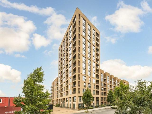 Lismore Boulevard, London NW9 1 bed flat to rent £1,750 pcm £404 pw