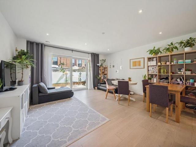 Lismore Boulevard, London NW9 3 bed flat to rent £2,900 pcm £669 pw