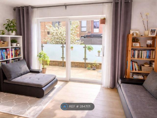 Lismore Boulevard, London NW9, 3 bed flat to rent, £3,300 pcm | PrimeLocation