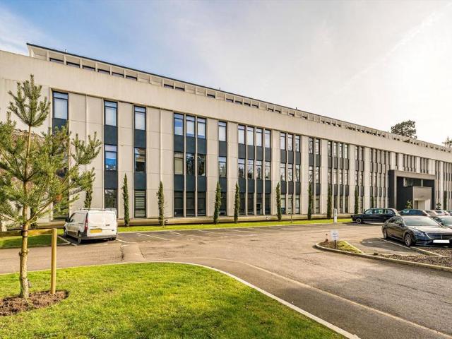 Littleworth Road, Esher KT10 1 bed flat to rent £1,600 pcm £369 pw
