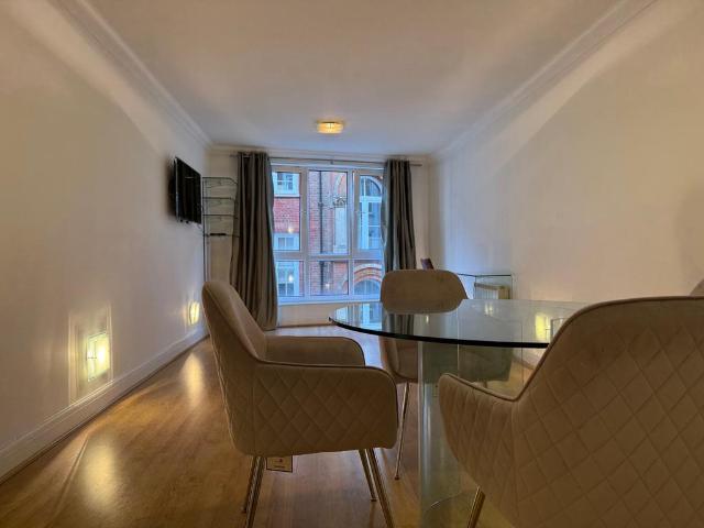 Little Britain, London, EC1A 2 bed flat to rent £3,350 pcm £773 pw