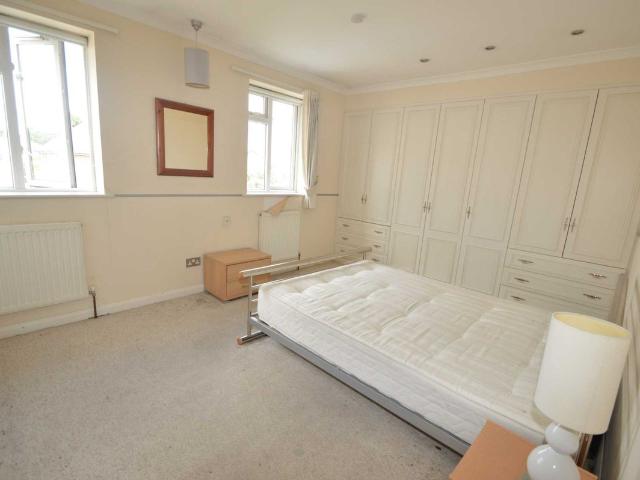 Little Green Lane, Chertsey KT16, Room to rent, £640 pcm | PrimeLocation