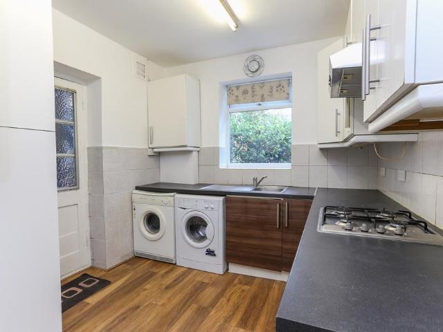Little Ealing Lane, London W5 2 bed flat to rent £1,950 pcm £450 pw