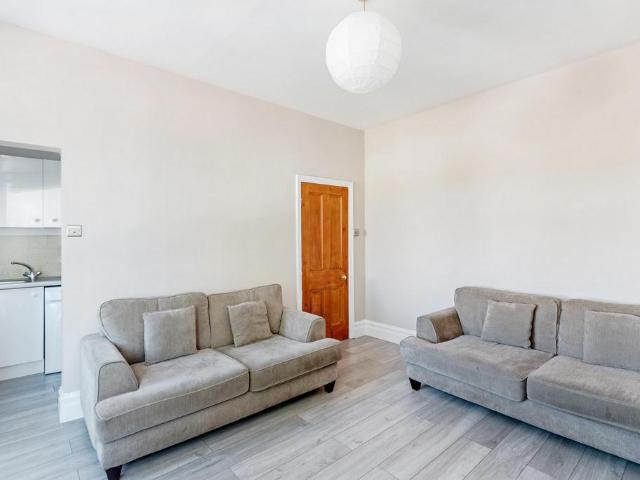 Little Ealing Lane, London W5 4 bed flat to rent £2,850 pcm £658 pw