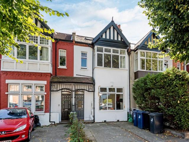 Little Ealing Lane, London W5 4 bed flat to rent £3,200 pcm £738 pw