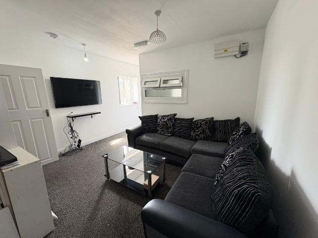 Little Horton Lane, Bradford BD5, 2 bed flat to rent, £800 pcm | PrimeLocation