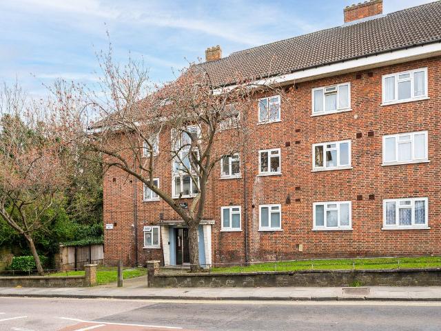 Little Heath, London SE7, 4 bed flat to rent, £2,900 pcm | PrimeLocation