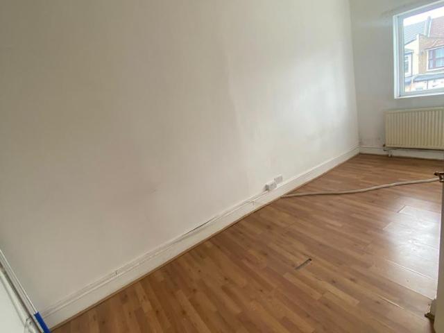 Little Ilford Lane, London E12 2 bed flat to rent £1,600 pcm £369 pw