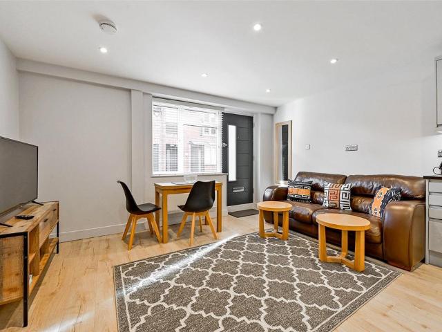 Little Marlow Road, Marlow. 1 bed apartment to rent £2,492 pcm £575 pw