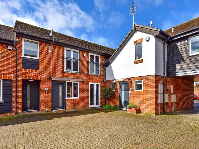 Little Marlow Road, Marlow. 2 bed terraced house to rent £3,640 pcm £840 pw
