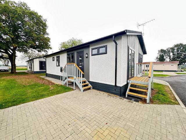 Little Meadow, Woodside Home Park. 2 bed park home to rent £1,260 pcm £291 pw
