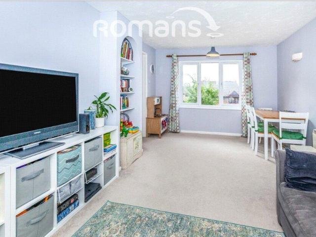 Littlebrook Avenue, Slough, SL2 2 bed flat to rent £1,450 pcm £335 pw