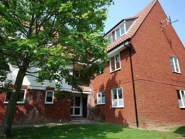 Littlecroft, South Woodham Ferrers. 2 bed apartment to rent £1,175 pcm £271 pw