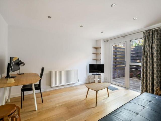 Littlefield Close, London 2 bed flat to rent £2,500 pcm £577 pw