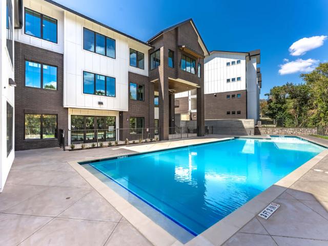 Live Music Lover's Haven: 3BR Loft in Vibrant District