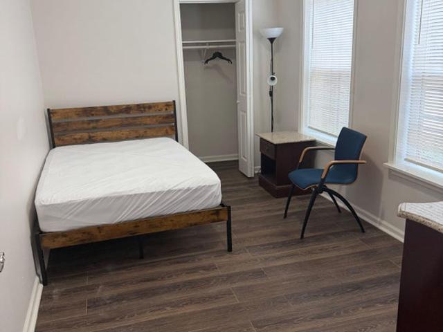 Live near Atlanta University Center and Mercedes B