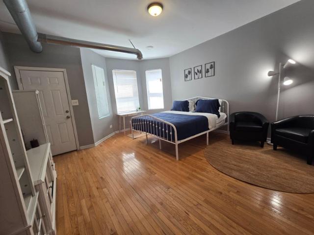 Live near Hyde Park, a 2 minute walk to transit st