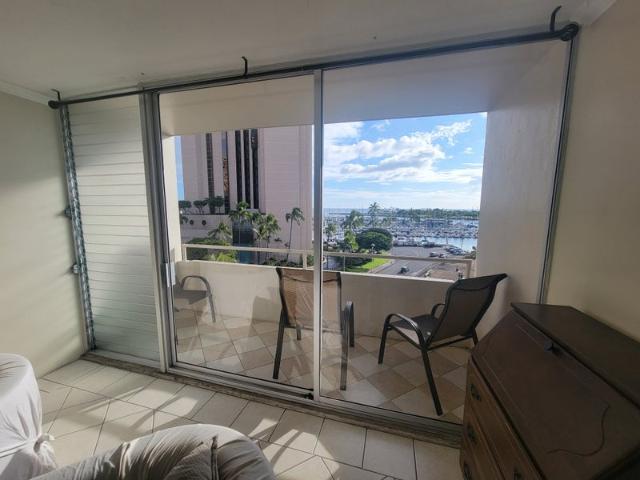 Live next to Waikiki Beach in Fully Furnished Sha