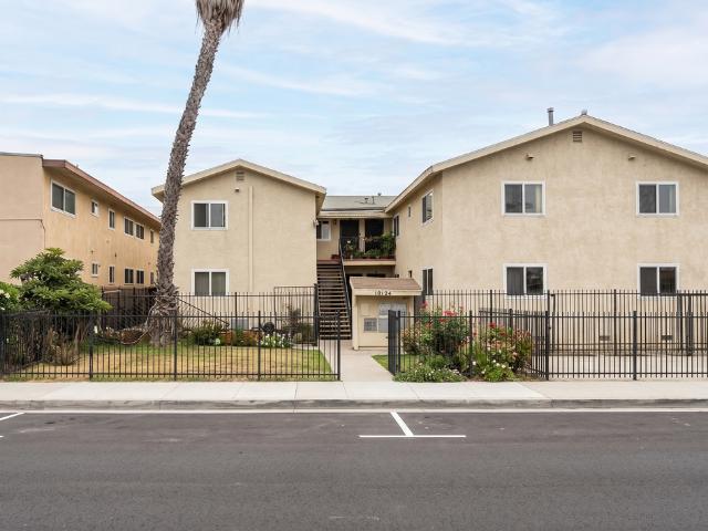 Live at the Crossroads of LA Fun, Food & Freeways! 3 Bedroom Apartment for Rent at 10124 Felton Ave, Inglewood, CA 90304
