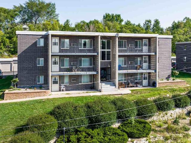 Live at The Oaks of West Saint Paul | Spacious & Comfortable Living 1 Bedroom Apartment for Rent at 177 Thompson Ave E, West St Paul, MN 55118