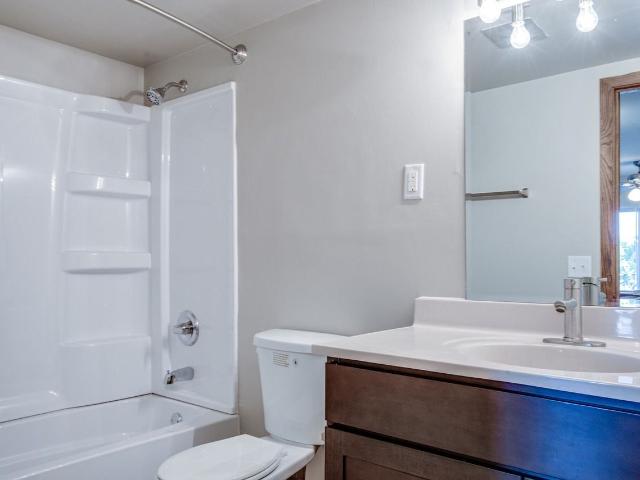 Live at The Oaks of West Saint Paul | Spacious & Comfortable Living 1 Bedroom Apartment for Rent at 177 Thompson Ave E, West St Paul, MN 55118