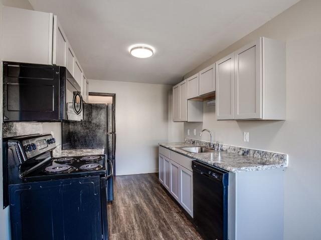 Live at The Oaks of West Saint Paul | Spacious & Comfortable Living 1 Bedroom Apartment for Rent at 177 Thompson Ave E, West St Paul, MN 55118
